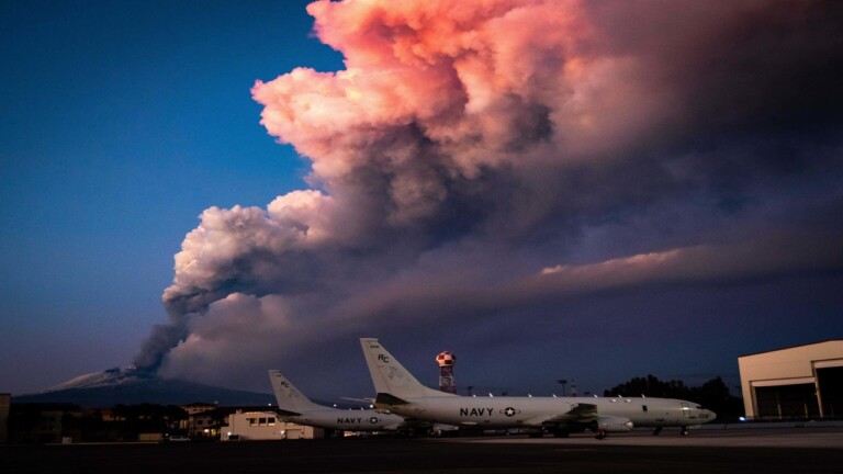 Etna, coulée de lave à 1 900 mètres : appel à la prudence des secours ...