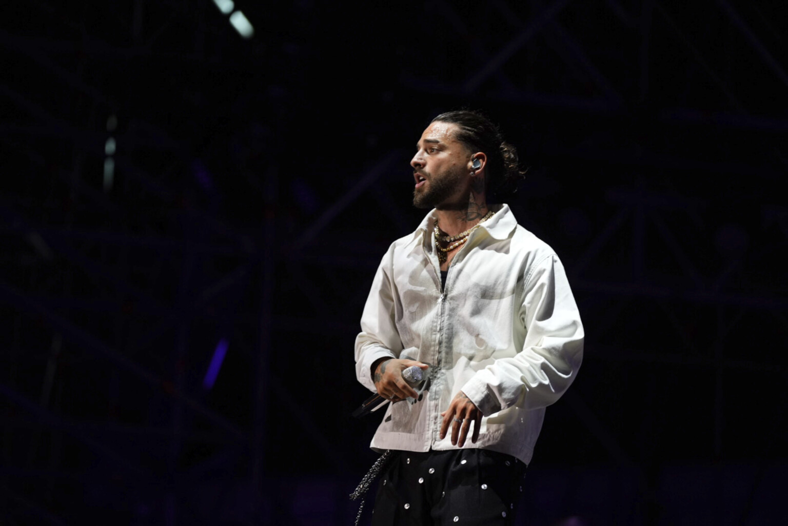 Maluma s'en prend à deux parents lors d'un concert pour avoir amené un ...