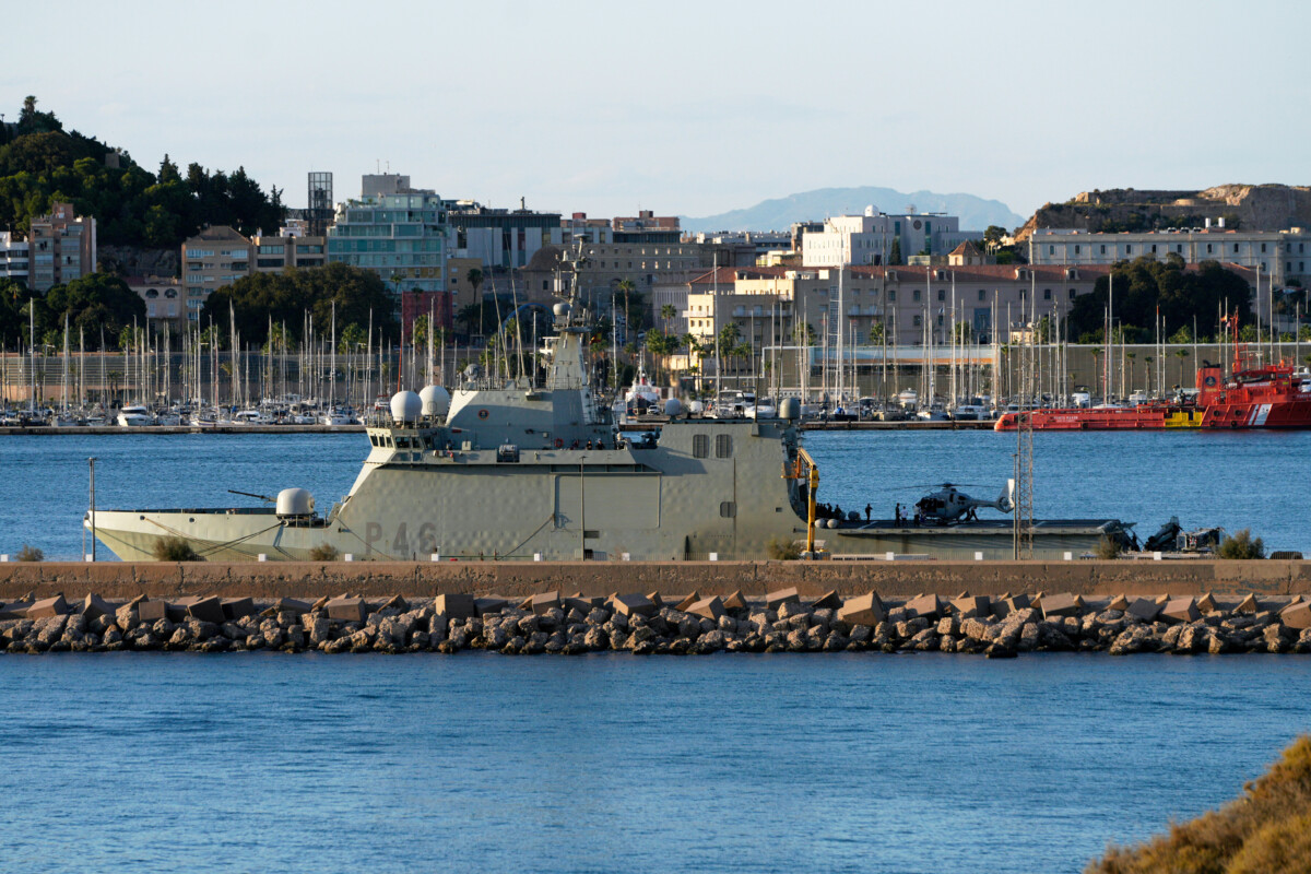 Flottille, le navire « Alpino » remplace le « Fasan » à proximité de la ...